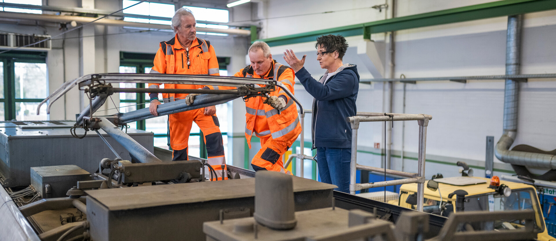 Efficient de-icing of overhead lines - without glycerine